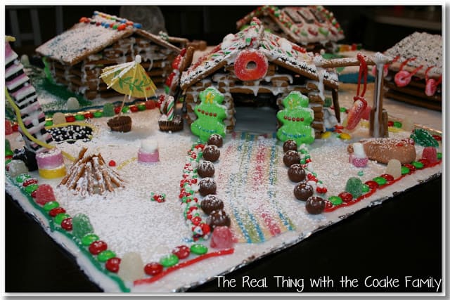 Best Family Christmas Activities to Make Gingerbread Houses - Real ...